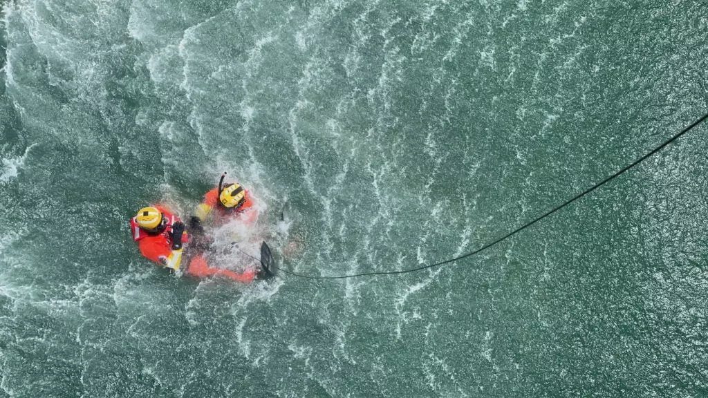 Cómo es rescatar a alguien en el mar desde un helicóptero de la Guardia Costera