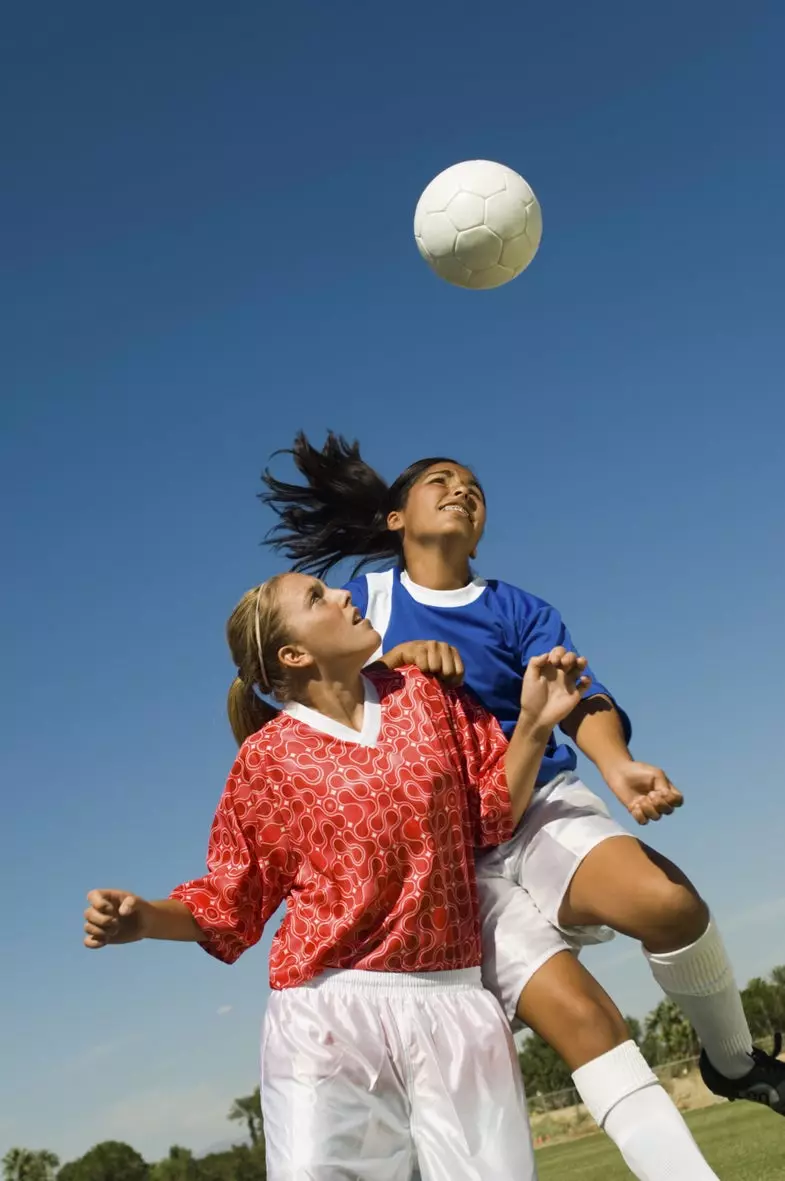 Dirigere un pallone da calcio potrebbe far male al cervello delle donne più di quello degli uomini 12962_1