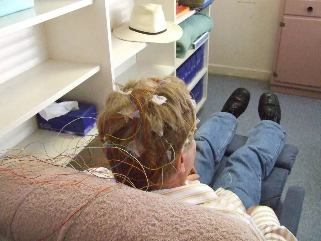 EEG-Scans analysieren Gehirnströme, um terroristische Pläne aufzudecken, bevor sie passieren