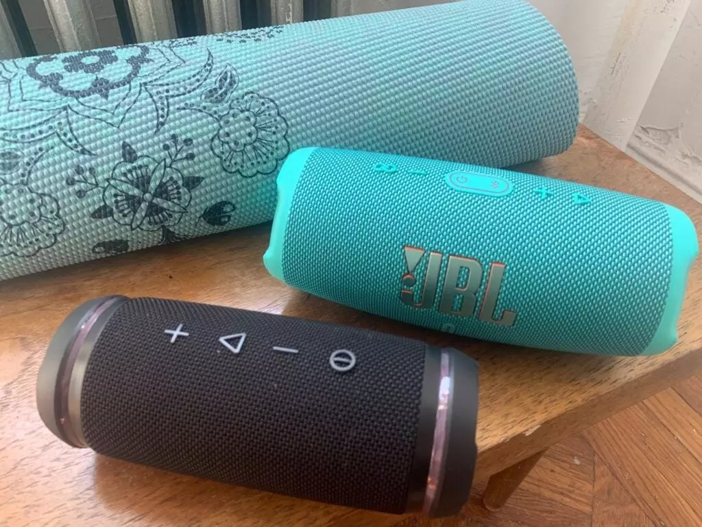 Treblab HD77 pafupi ndi JBL Charge 5 ndi yoga mat