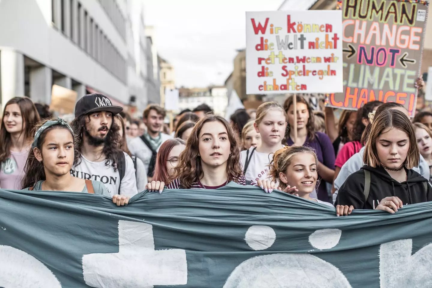 Nisa żgħażagħ fi protesta klimatika