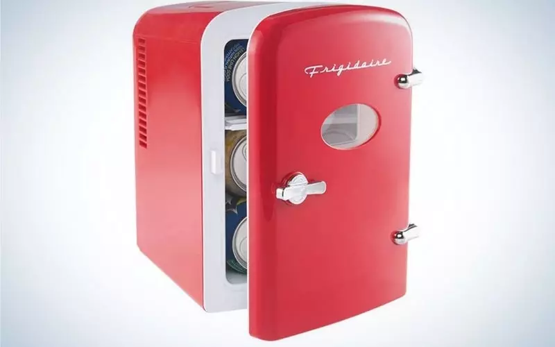 Frigidaire EFMIS129-RED Mini Portable Fridge Cooler دفتری کارکنوں کے لیے بہترین مشروب کولر ہے۔