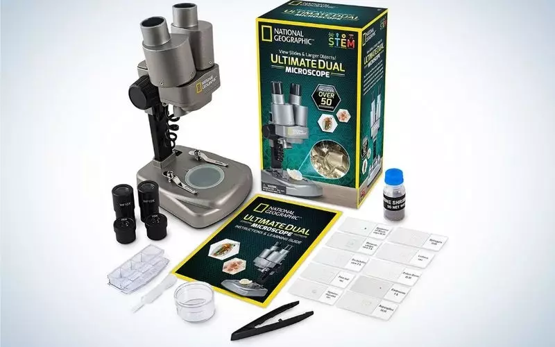 Gray National Geographic Microscope oo leh muraayad yar oo madow oo ay ku dul qoran tahay warqad tilmaame ah.