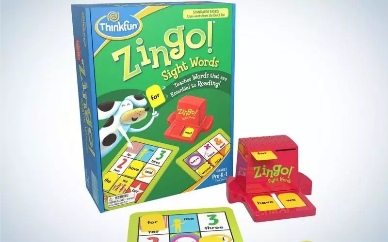 Cagaar iyo buluug ThinkFun Zingo Sight Ereyada Ciyaarta Caruurta oo leh dheesha zingo casaan yar oo geesaha ku yaal.