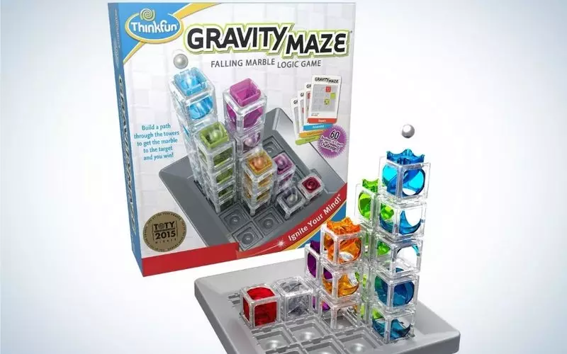 रंगीत ThinkFun Gravity Maze सह पडणारे संगमरवरी आणि क्रिस्टल बॉक्सेस आणि रंगीत संगमरवरी युक्त लॉजिक गेम.