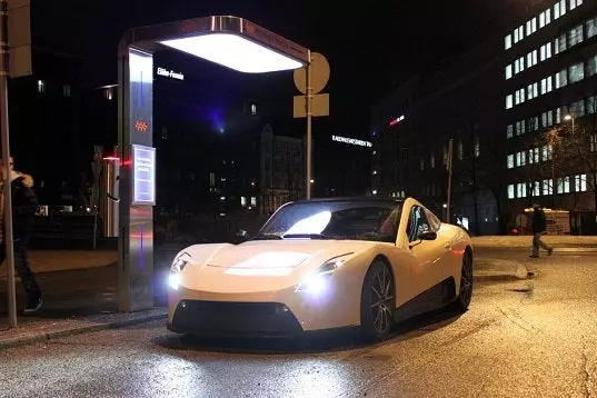 El coche de carreras totalmente eléctrico de Finlandia se carga en solo 10 minutos