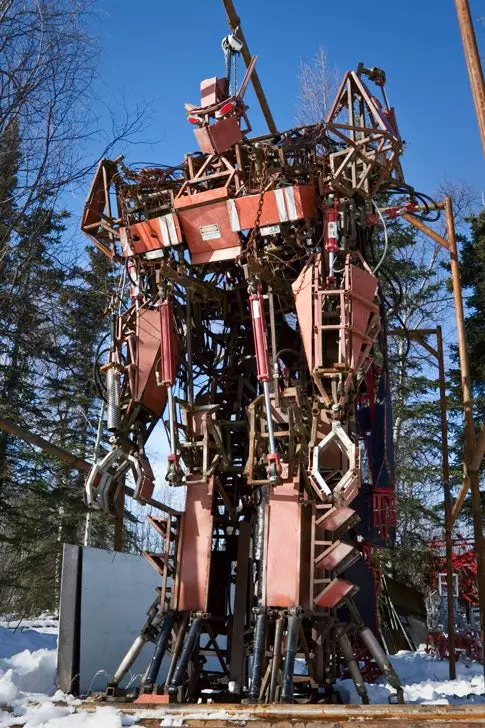 Army Mechanic's Garage Tinkering Yields 18-Foot Mecha Exoskelet 23310_1