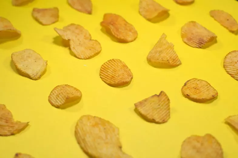 Croustilles striées salées sur fond jaune