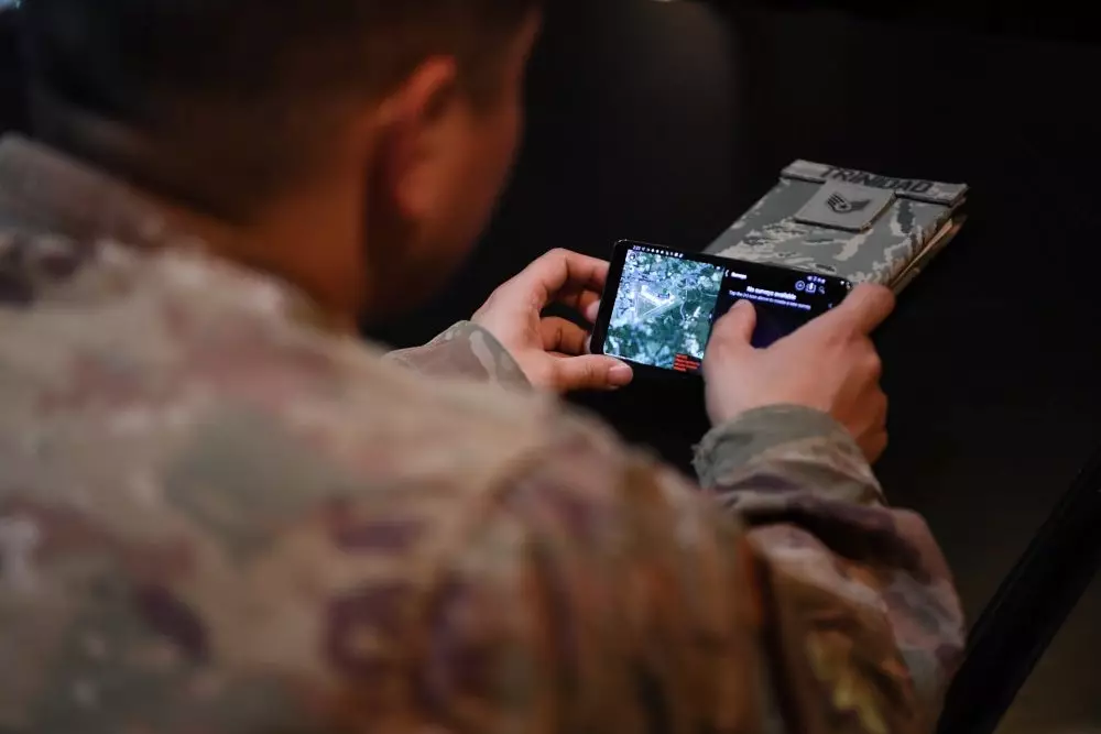 Sargento de persoal. Brandon Trinidad, forzas de seguridade do 621st Escuadrón de Resposta á Contingencia, asiste o adestramento da aplicación Android Tactical Assault Kit o 8 de outubro na base conxunta McGuire-Dix-Lakehurst, N.J. Os aviadores de todo o CRW participaron no adestramento patrocinado polo 621st Mobility Support Operations Squadron. (Foto da Forza Aérea dos EUA por Tech. Sgt. Luther Mitchell Jr.)