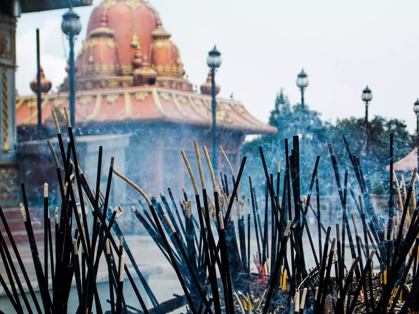 बौद्ध मंदिर के सामने प्राचीन गंध के साथ जल रही धूप