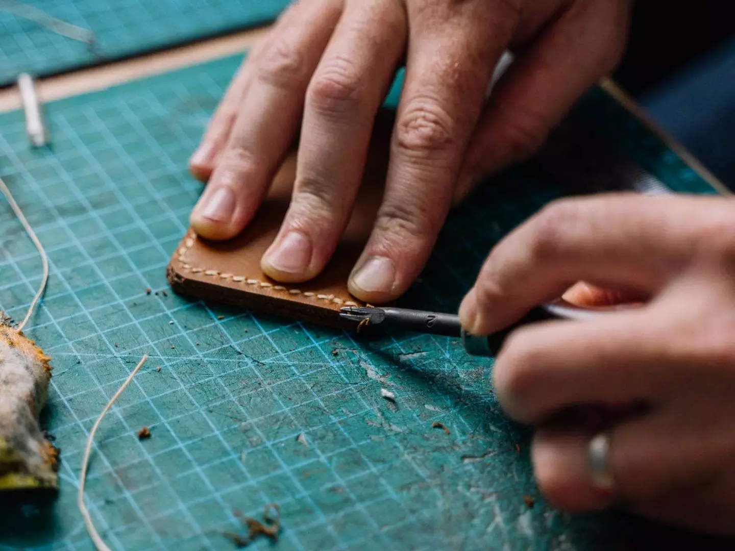 Leungeun ngerjakeun edging sapotong leatherwork