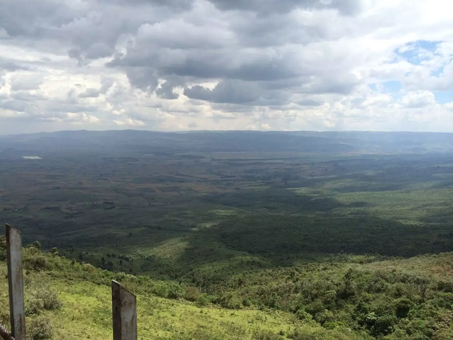 Bukit hijau yang subur di Lembah Rift di Afrika Timur