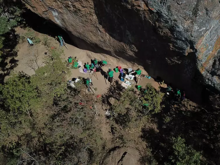 Vista desde arriba de una excavación arqueológica en el Valle del Rift de África