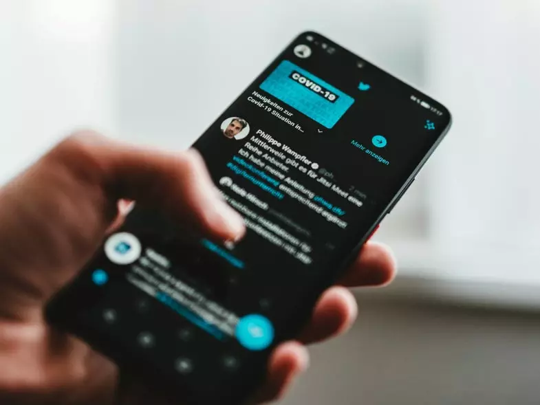 Twitter açık olan bir telefonu tutan el