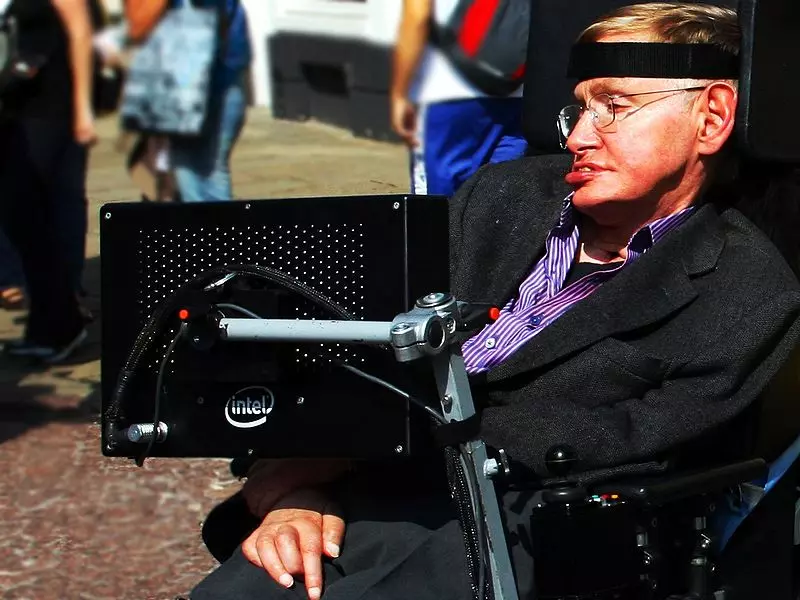 Cov neeg txawv teb chaws muaj, thiab peb yuav tsum zam lawv txhua tus nqi, hais tias Stephen Hawking