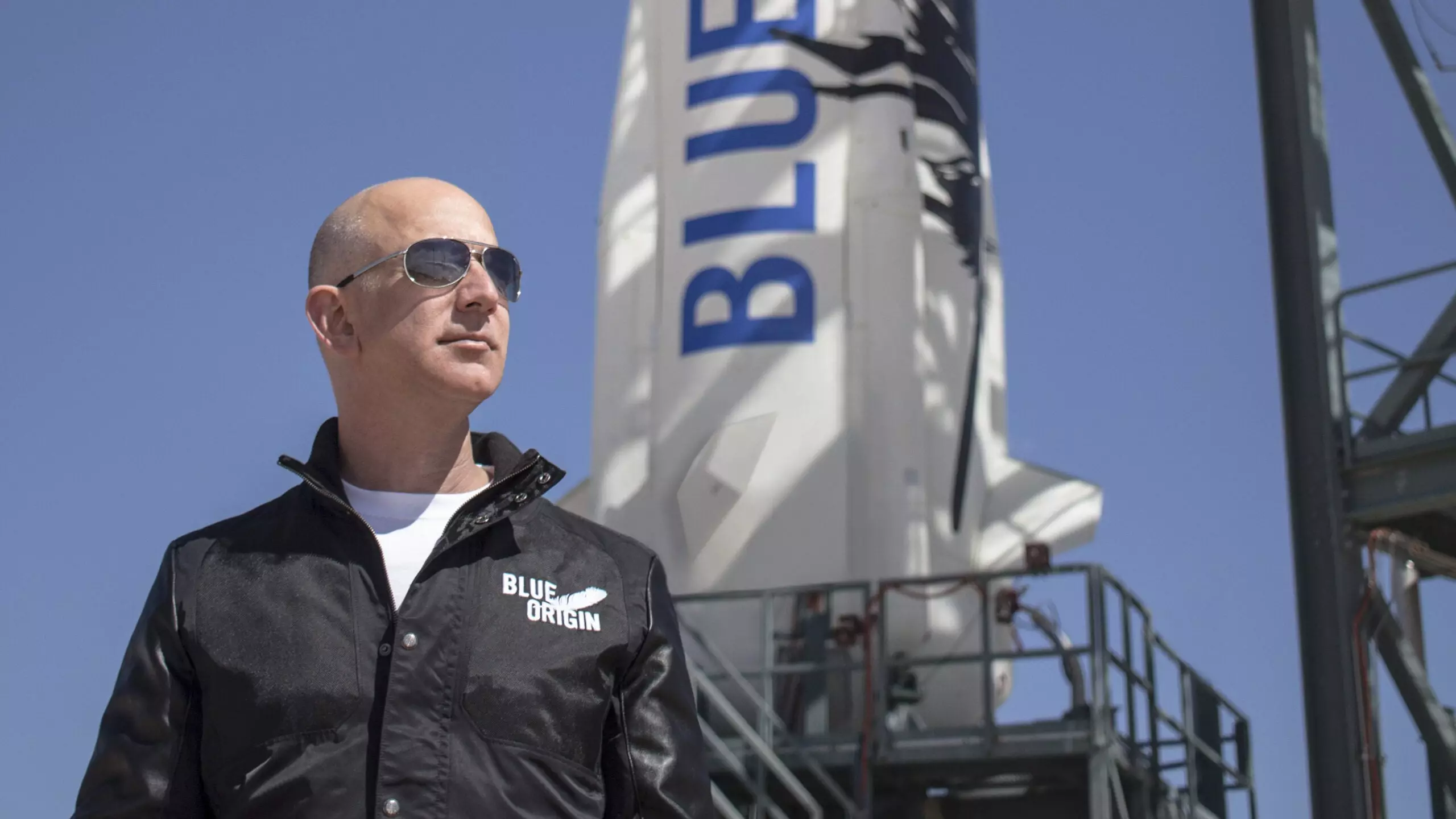 La compañía espacial del CEO de Amazon lanzó un cohete reutilizable por tercera vez