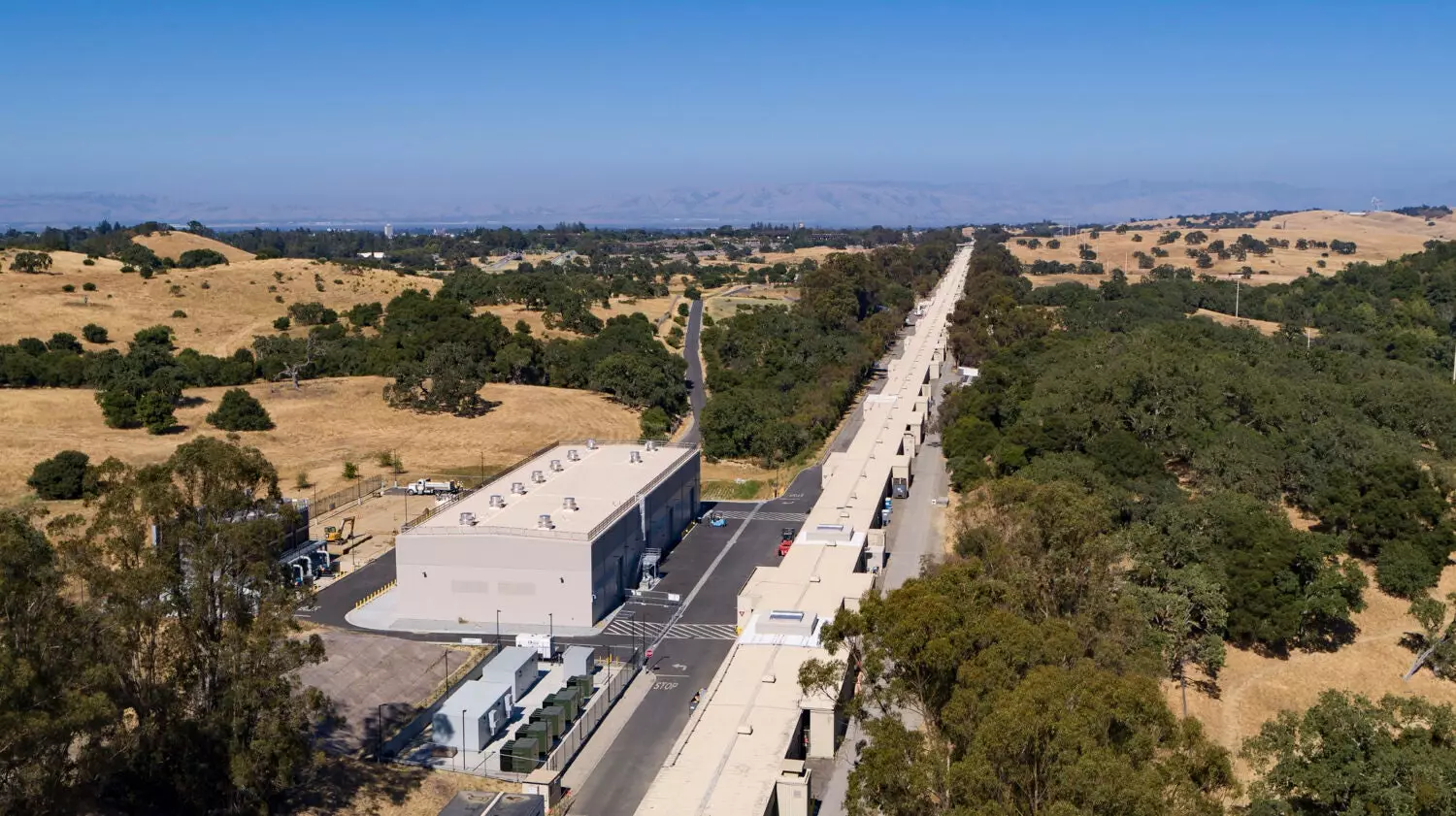 El láser de electrones libres de rayos X Linac Coherent Light Source de SLAC se encuentra en este edificio.