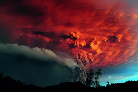 Gailearaí: Puyehue Erupts na Sile, Ag Déanamh Artwork Ashen sa Spéir 3444_1