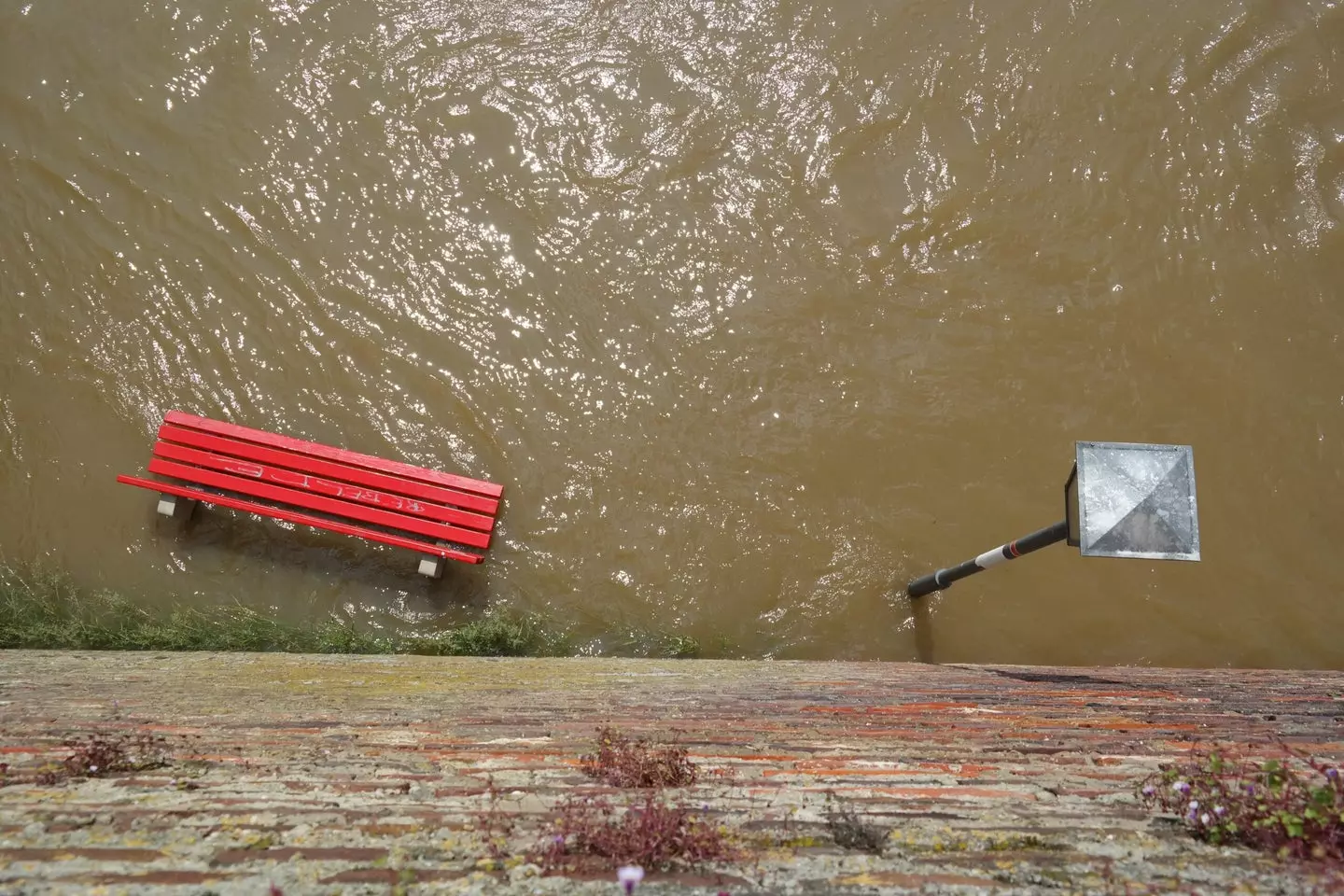 tubig baha sa ilalim ng park bench