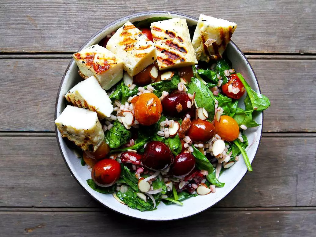 Gegrillter Halloumi und Kirschsalat