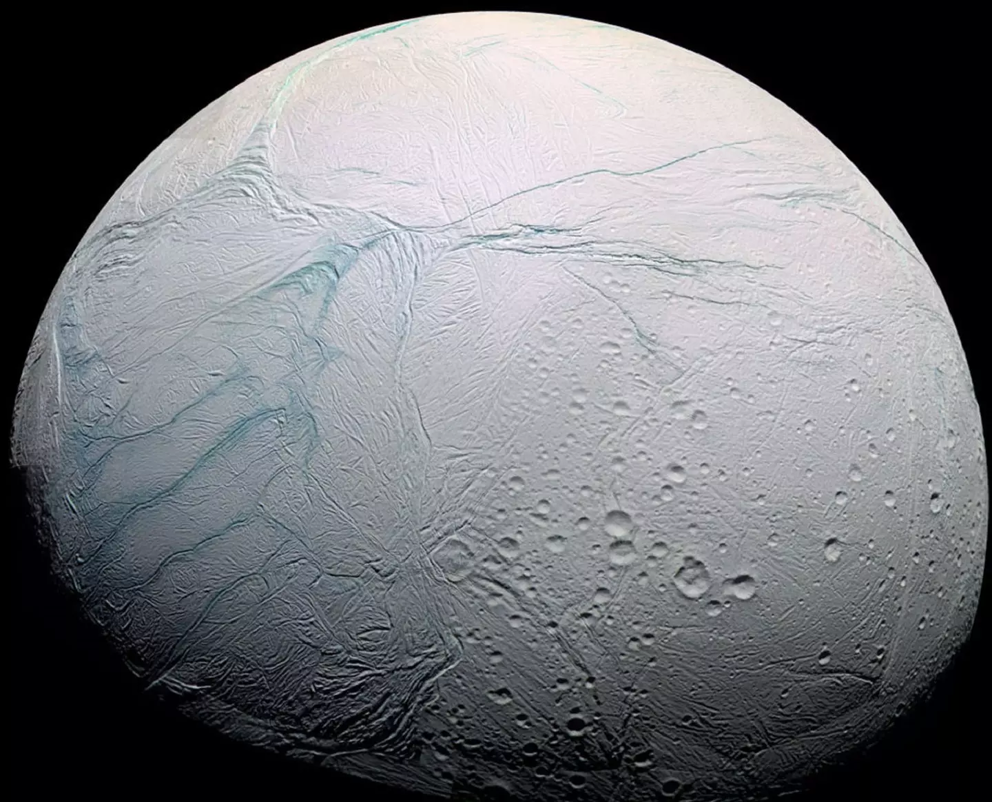 A lua oceânica de Saturno Enceladus com listras claras de tigre em uma imagem colorida azul da sonda espacial Cassini