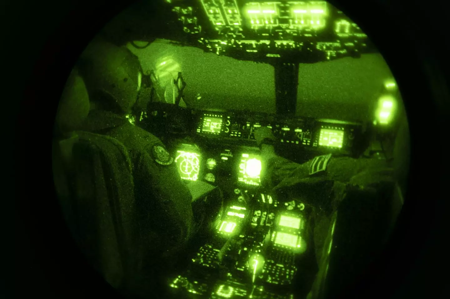 Kacamata night vision digunakake ing pesawat C-17 ing Hawaii ing Februari.