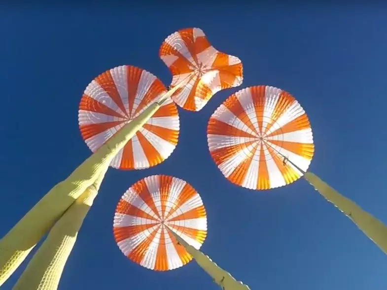 Tan-awa ang SpaceX Test sa mga Parachute Para sa Crew Dragon 37011_1