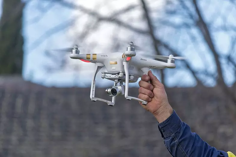 muž držící dron DJI Phantom 3 Professional