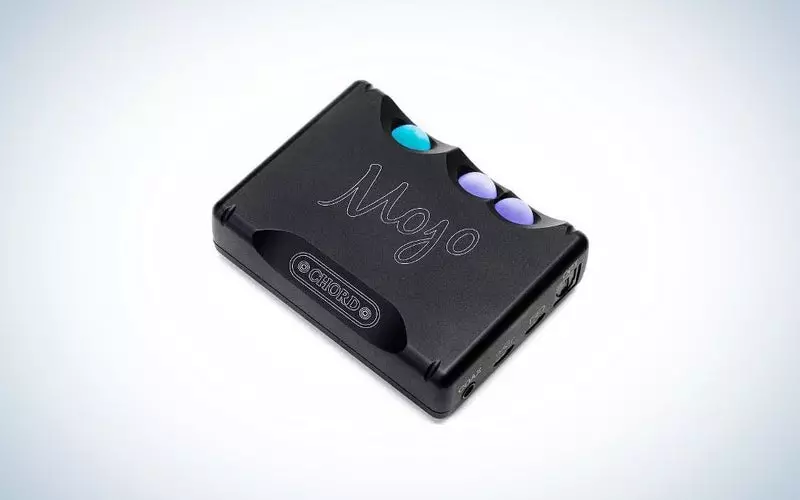 Chord Mojo hodetelefonforsterker på hvit bakgrunn.