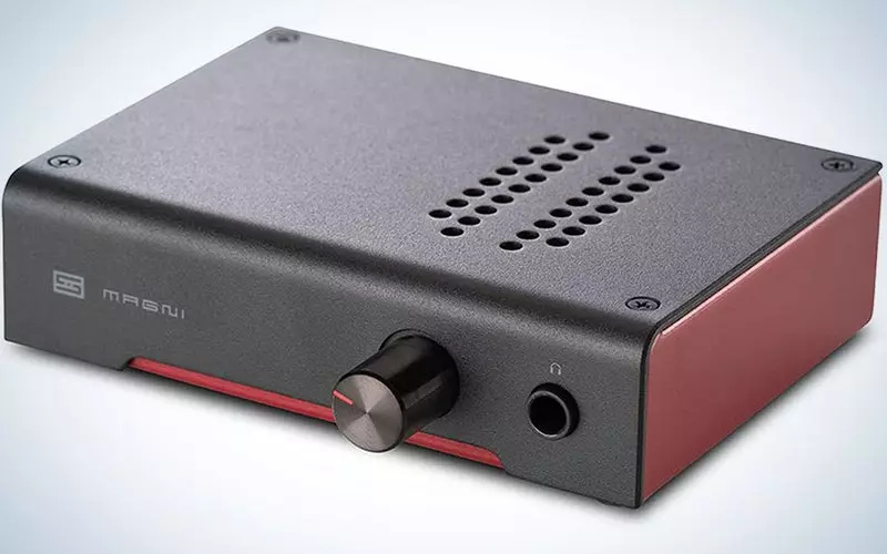 Schiit Magni heyrnartólsmagnari á hvítum bakgrunni