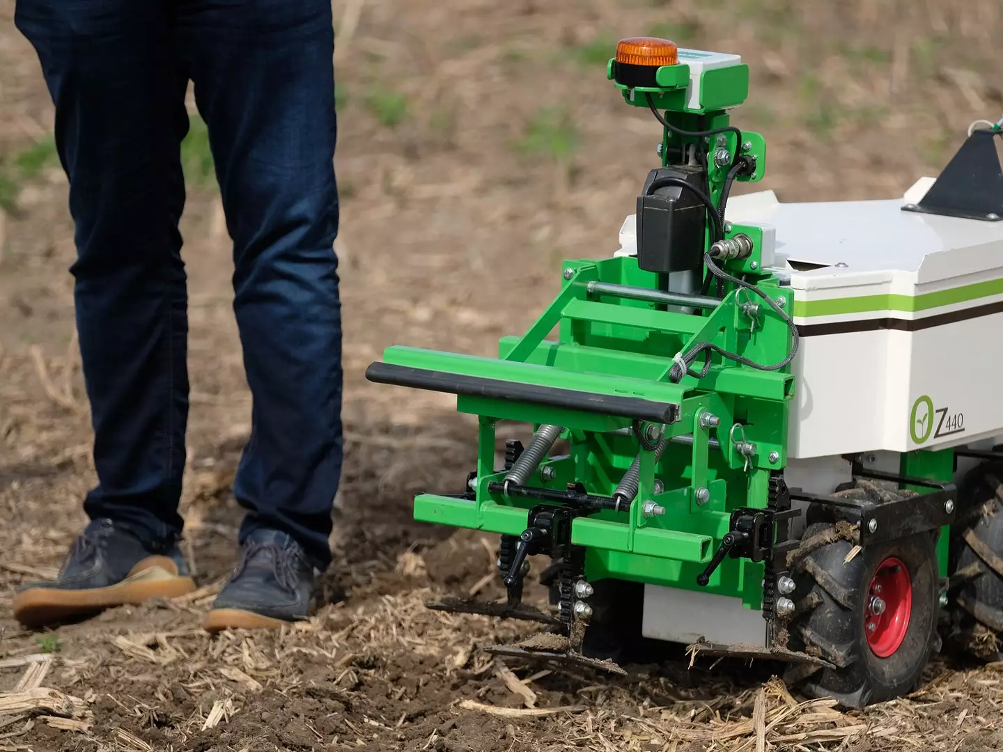 Een foto van robotapparatuur op een boerderij.