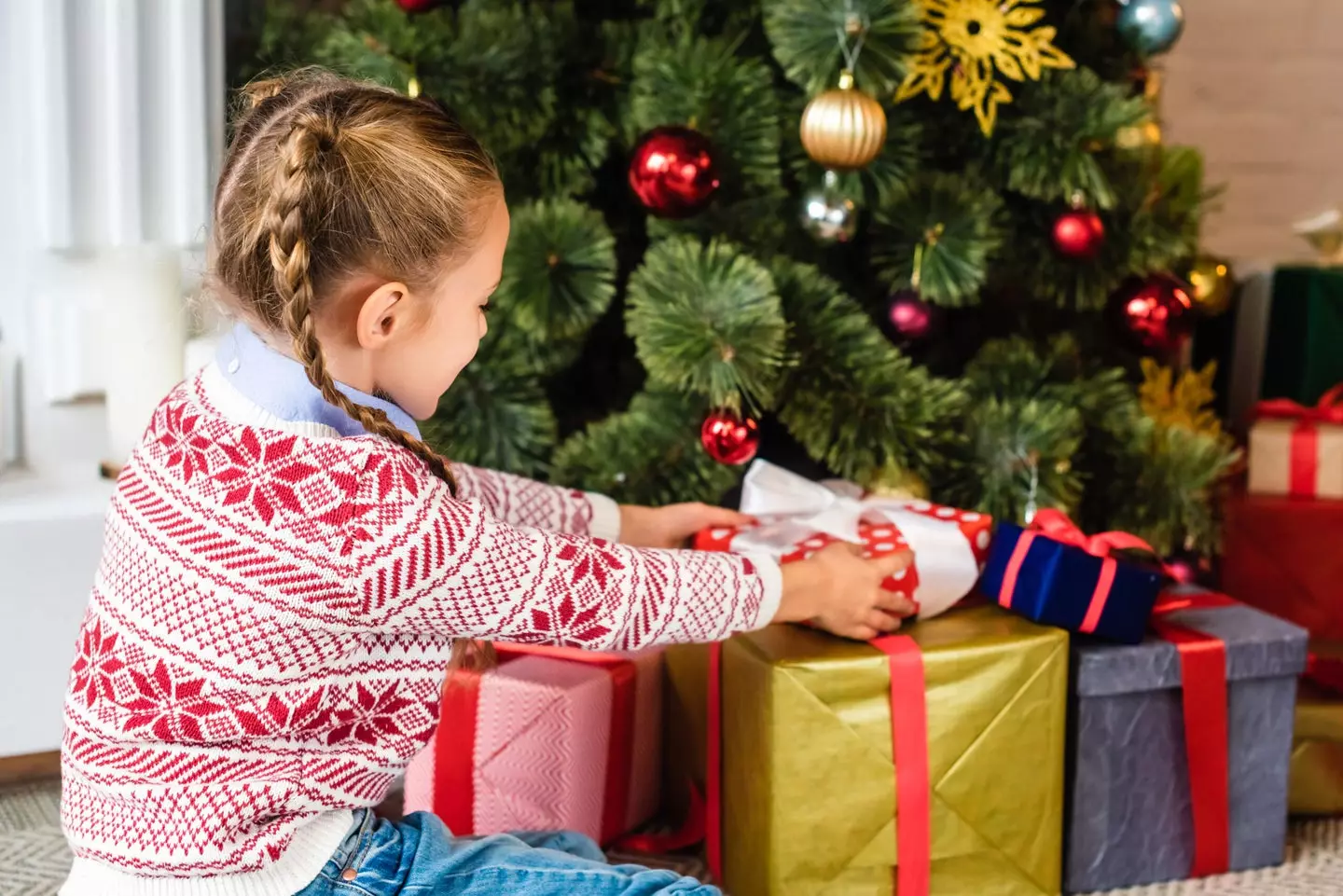 Cadeaux de sapin de Noël et enfant.