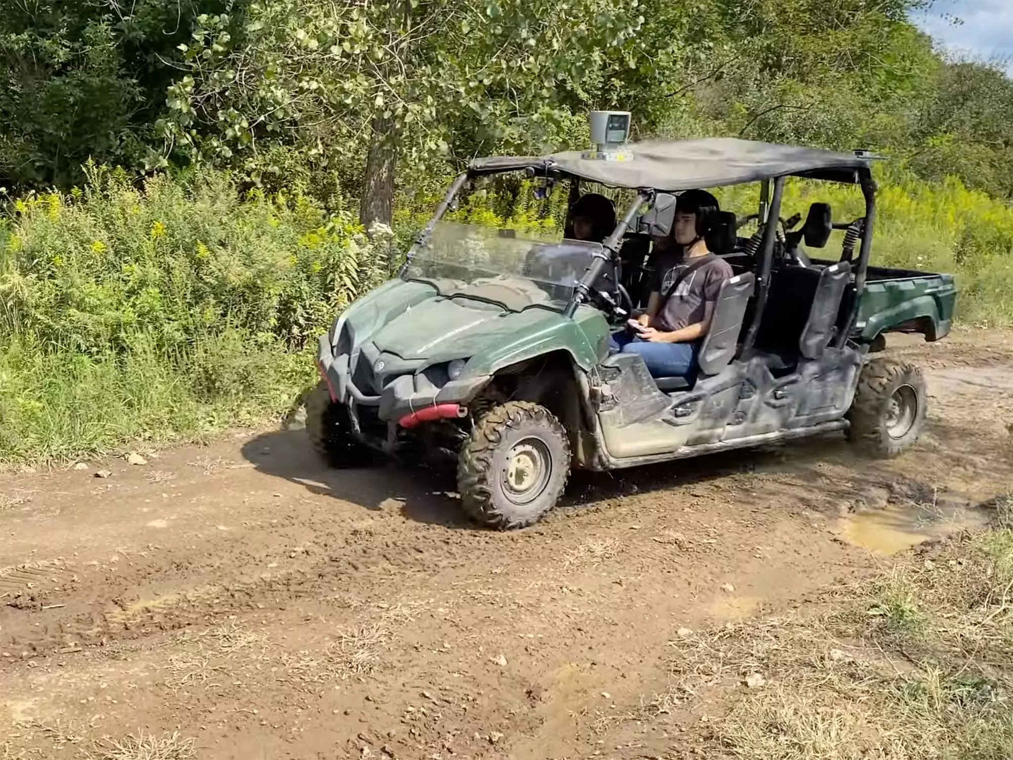 Ukuqeqesha izimoto ezizimele ukushayela off-road kunzima njengoba kubukeka