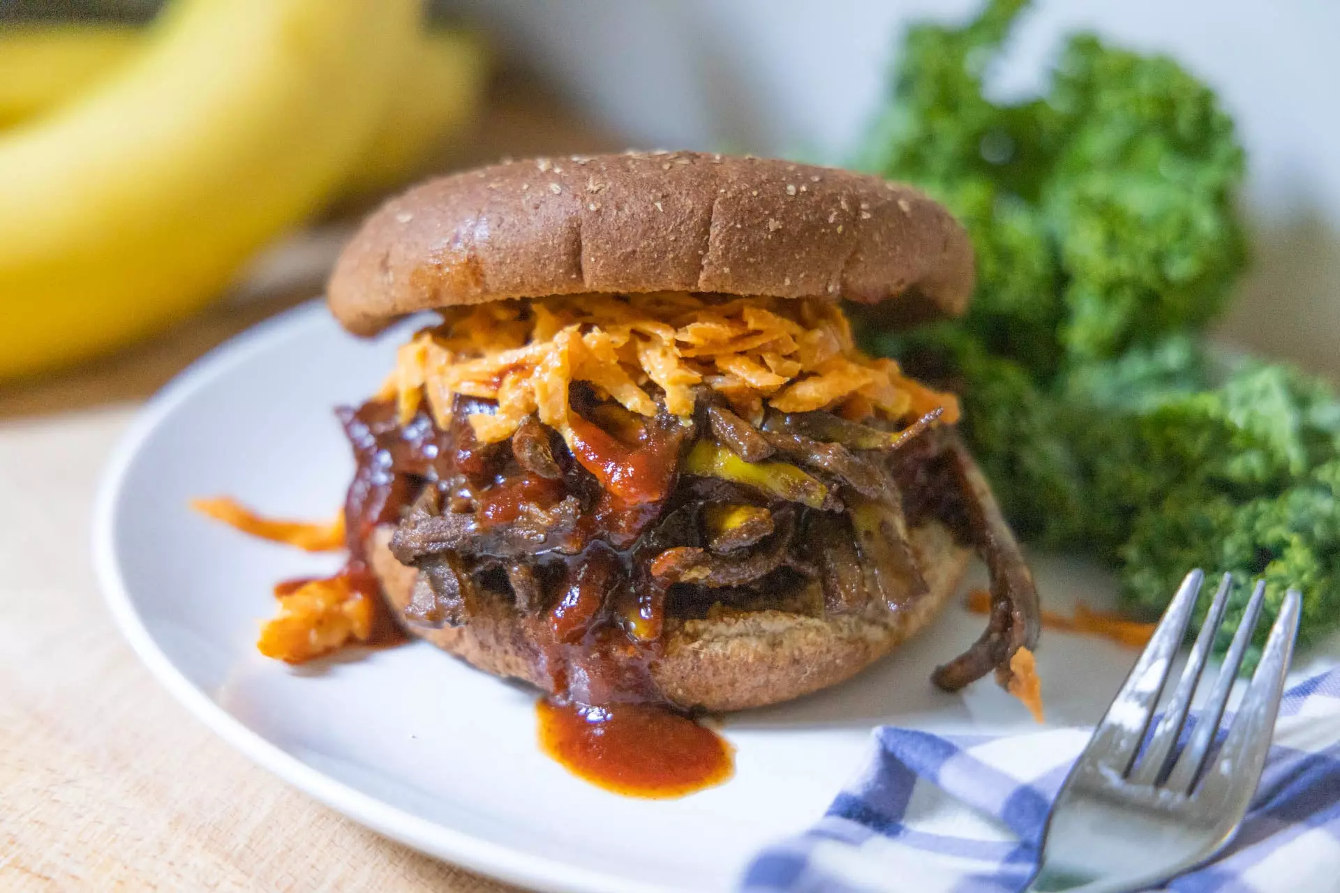 Verspil geen bananenschillen: maak er smakelijke vegan 'pulled pork' van