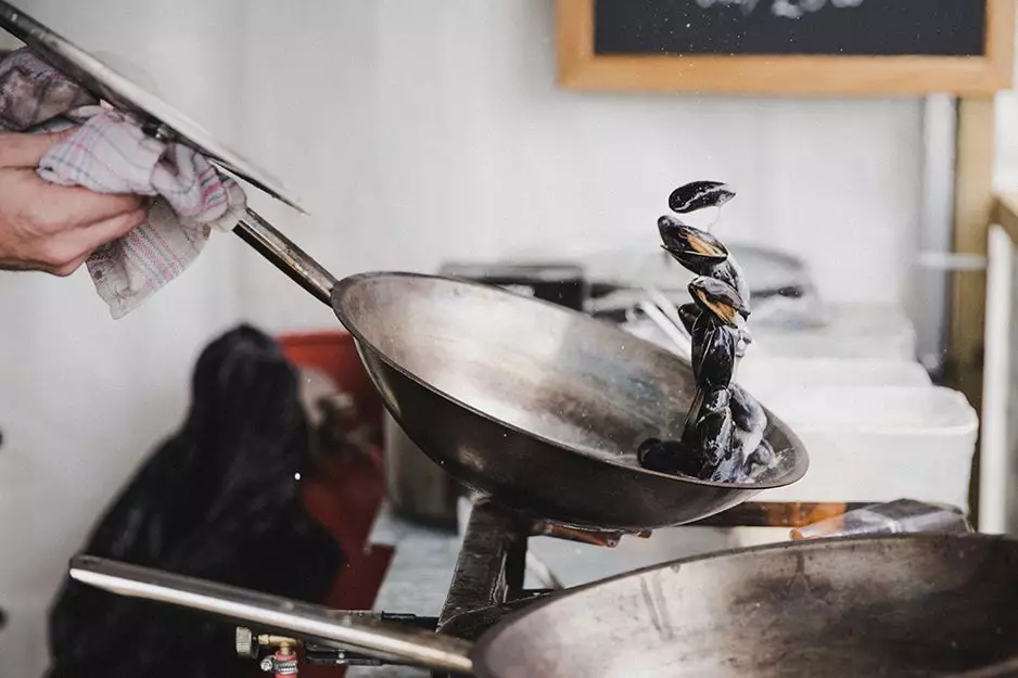 personne qui cuisine dans une casserole