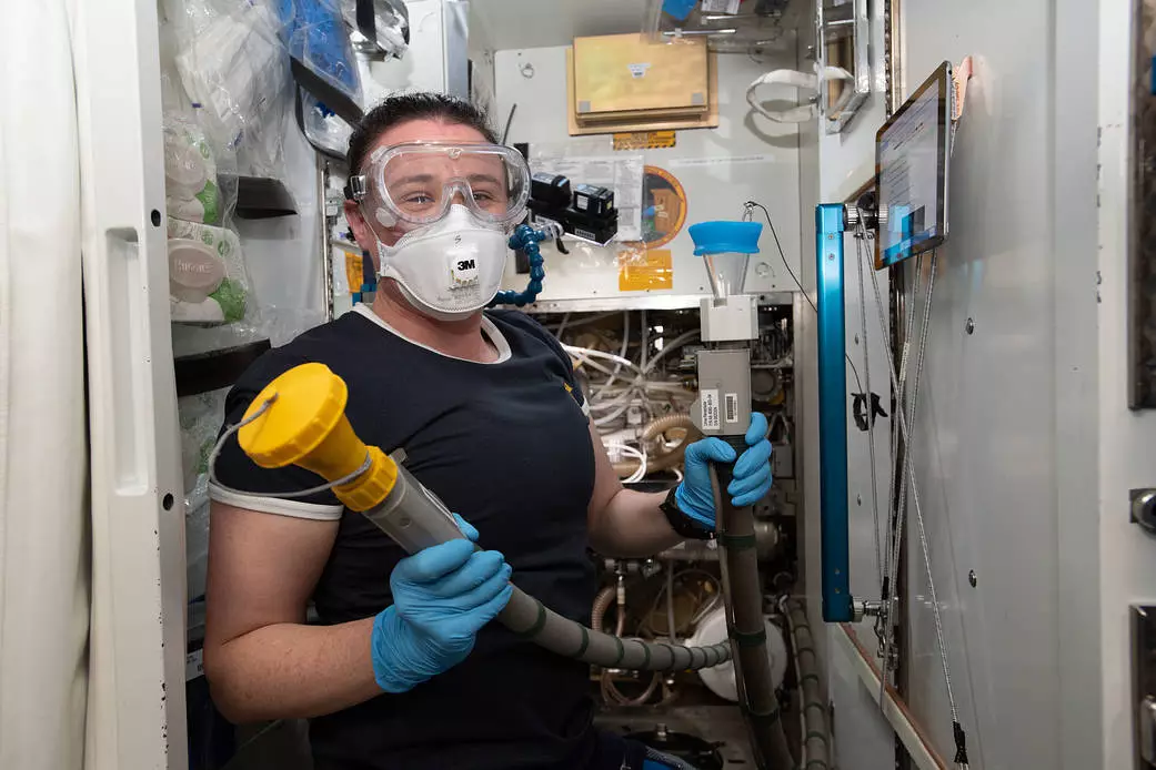 un uomo che indossa una maschera e tiene in mano dei tubi