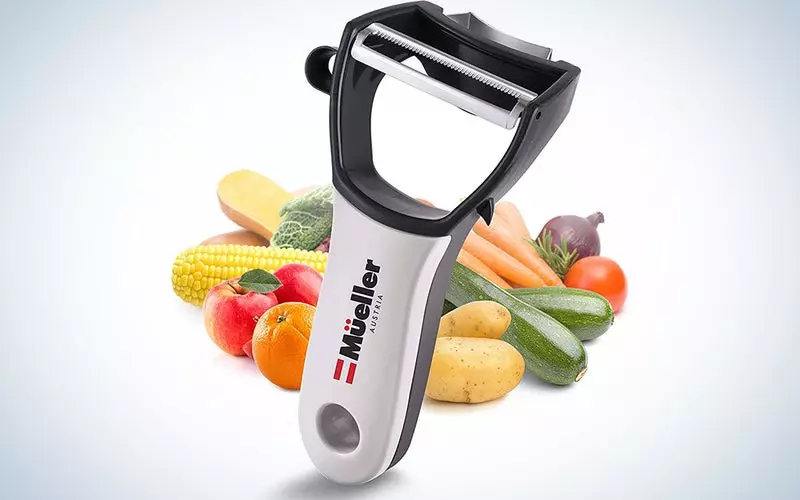 Mueller 4 in 1 Swift Julienne Vegetable Peeler - ເຄື່ອງປອກເປືອກຫມາກນາວສໍາລັບຄັອກເທນຫມາກນາວສີສົ້ມ - Carrot ແລະມັນຕົ້ນ Peeler ກັບ rotating Serrated ຊື່ແລະ Julienne Slicer ແຜ່ນສະແຕນເລດ